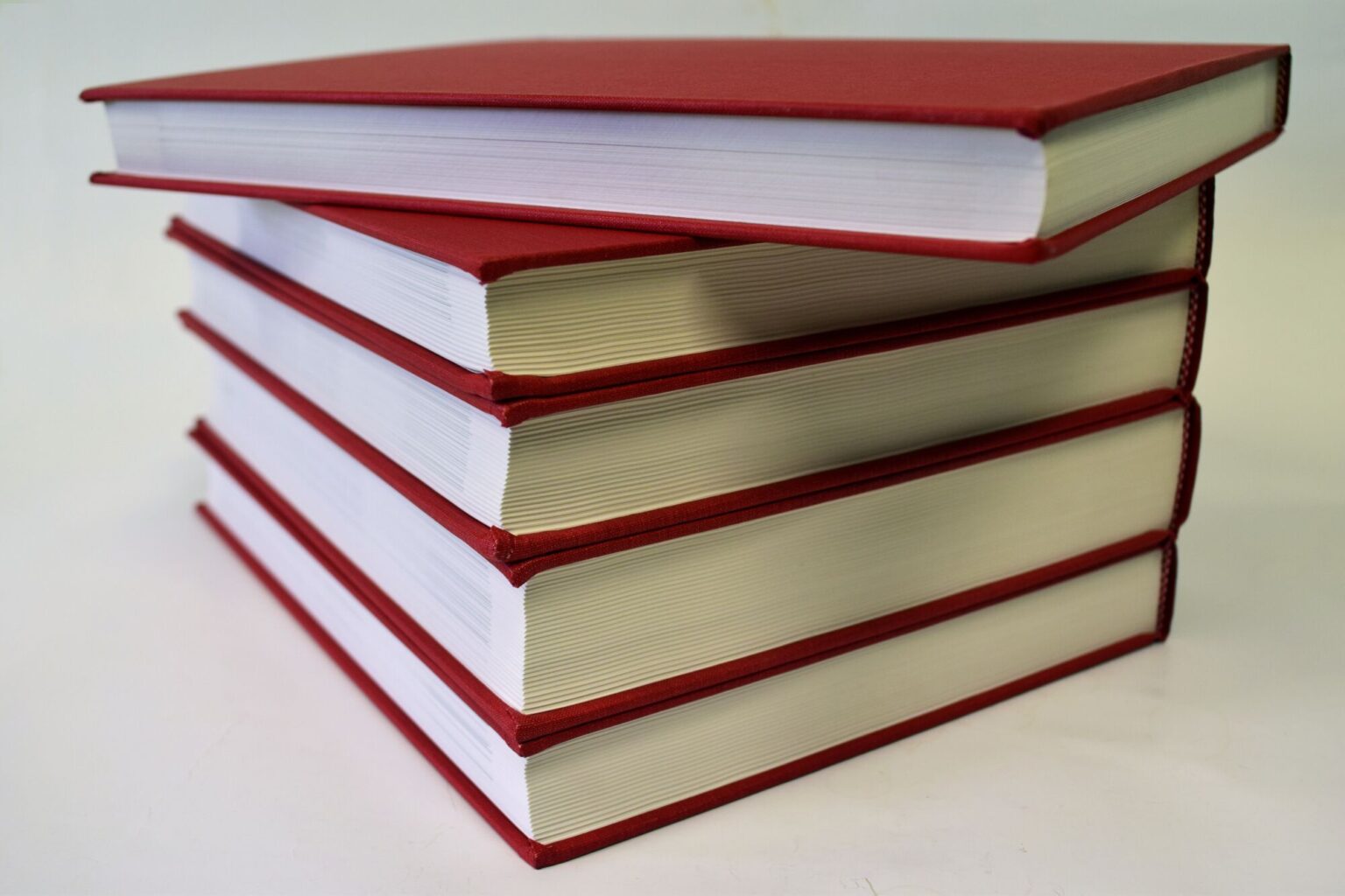 Knihařství, tisk knih a výroba knih se všemi vazbami.